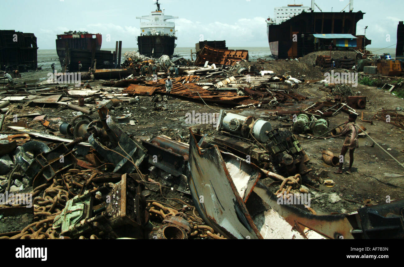 Ship breakers salvage hi-res stock photography and images - Alamy