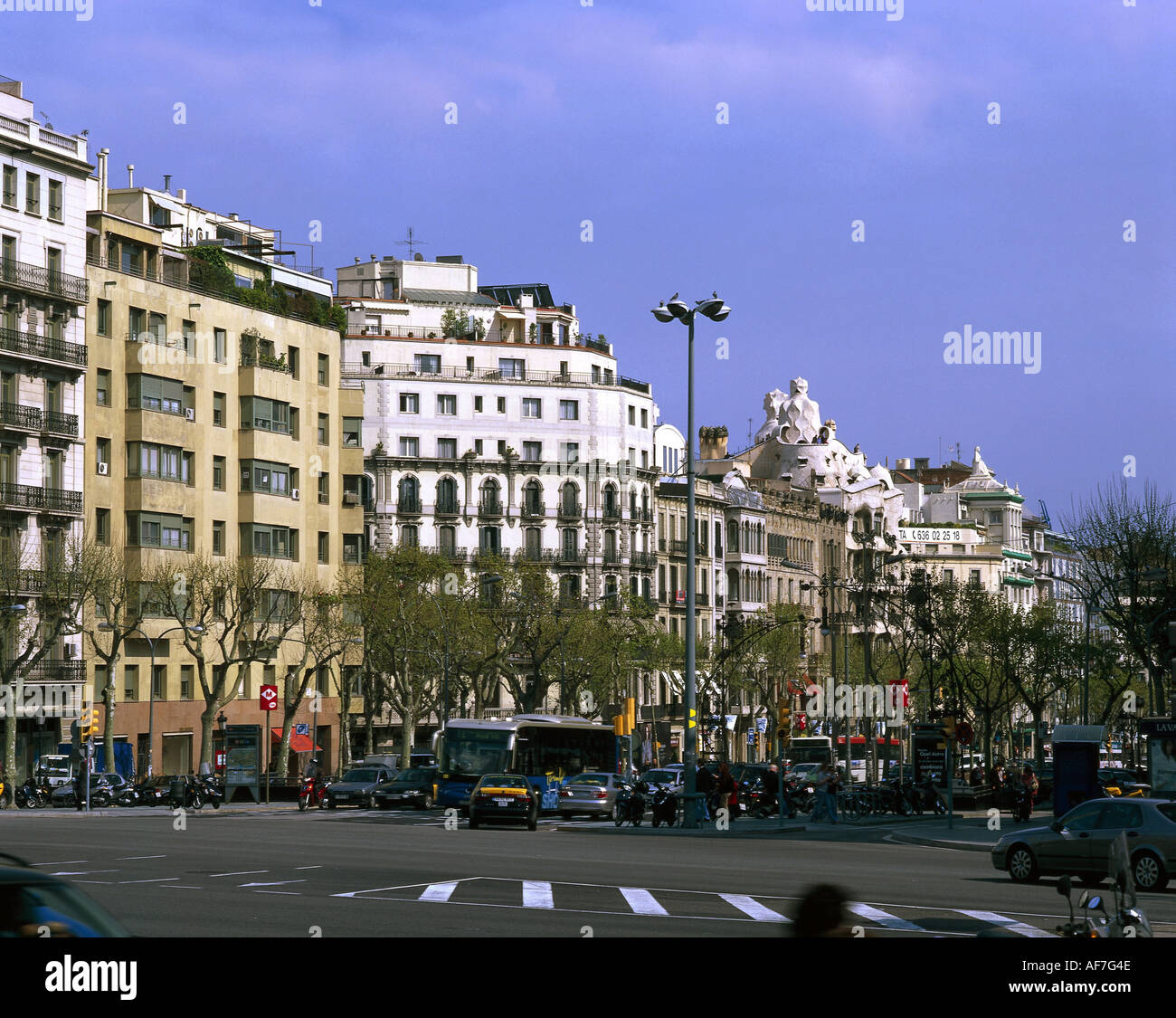 Barcelona street scenes hi-res stock photography and images - Alamy