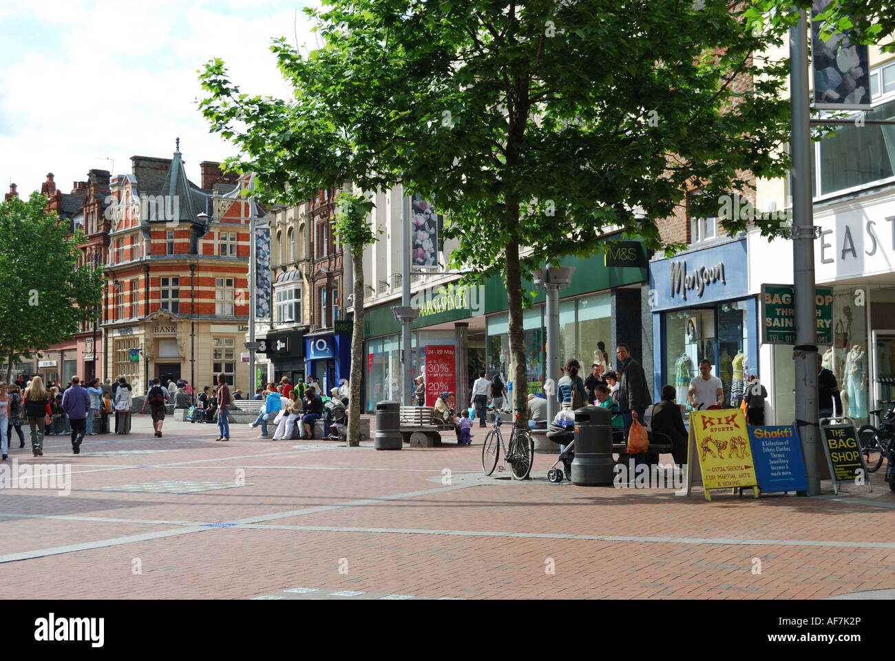 Pedestrianised broad street reading berkshire hi-res stock photography ...