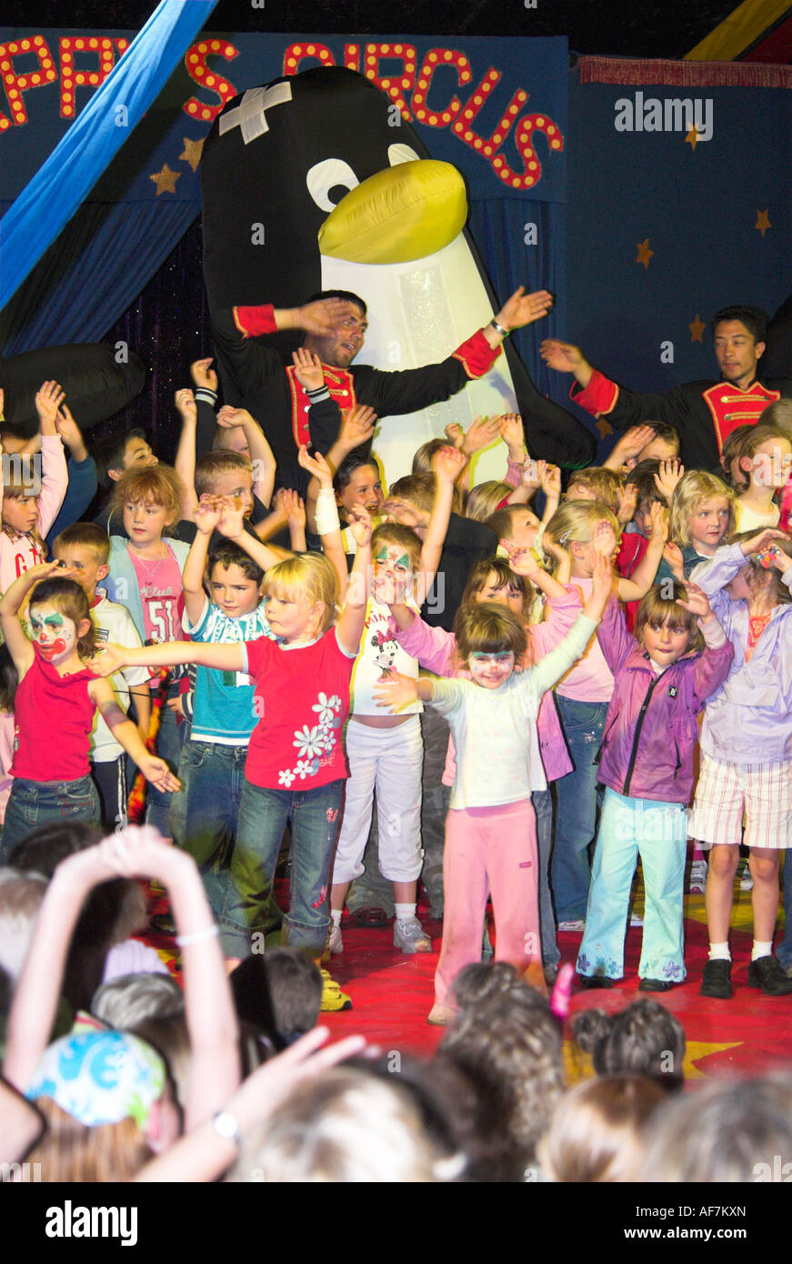 Happy audience circus hi-res stock photography and images - Alamy