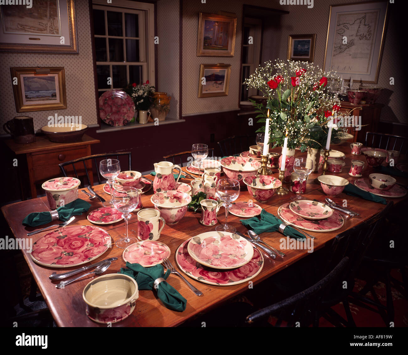 Dining room table setting roses Stock Photo - Alamy
