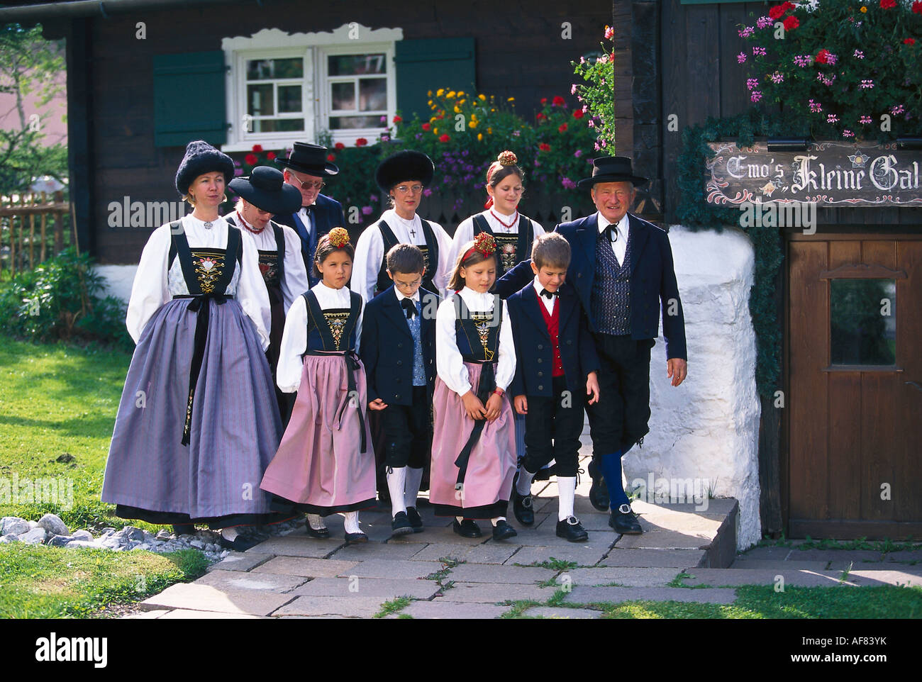 Family in traditional costumes hi-res stock photography and images - Alamy