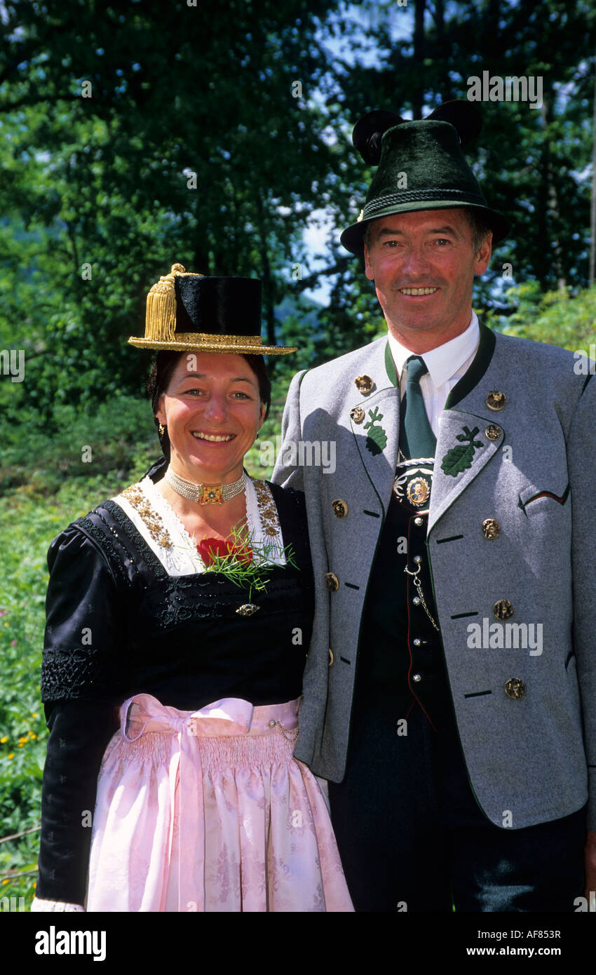 young couple in traditional dresses, pilgrimage to Raiten, Schleching ...