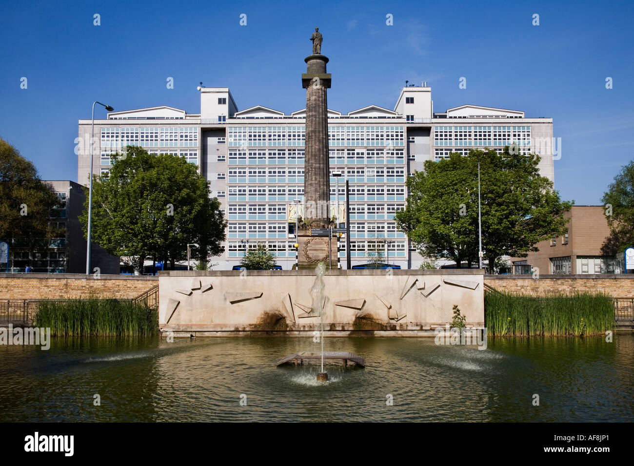 Wilberforce Statue and Hull College from Queens Gardens in Hull ...