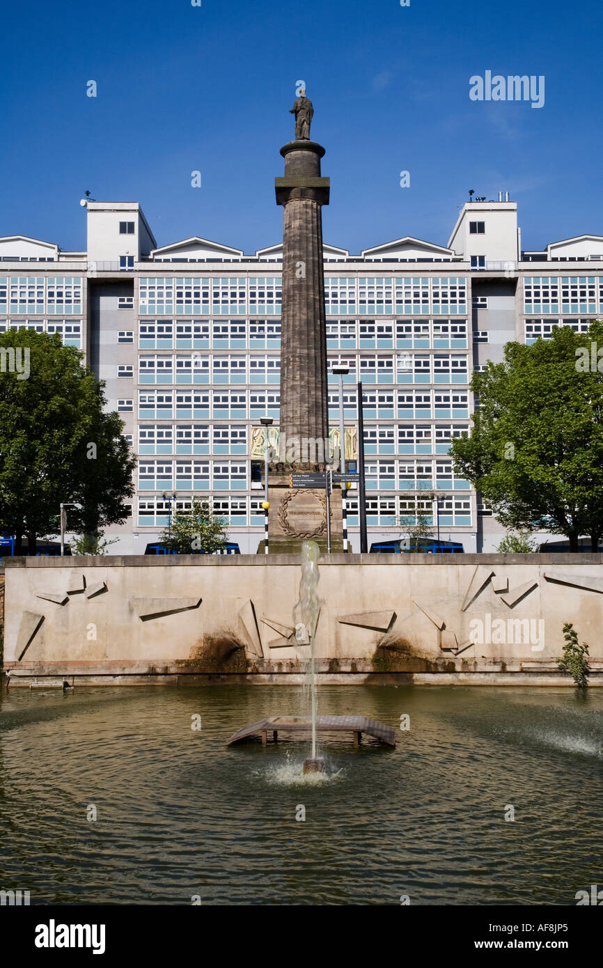 Wilberforce Statue and Hull College from Queens Gardens in Hull ...
