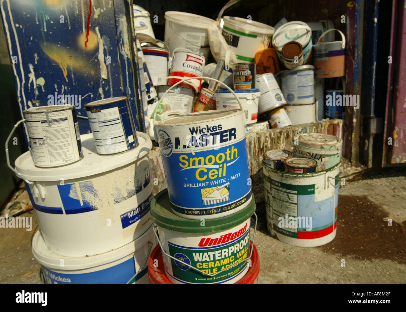 Used paint pots hi-res stock photography and images - Alamy