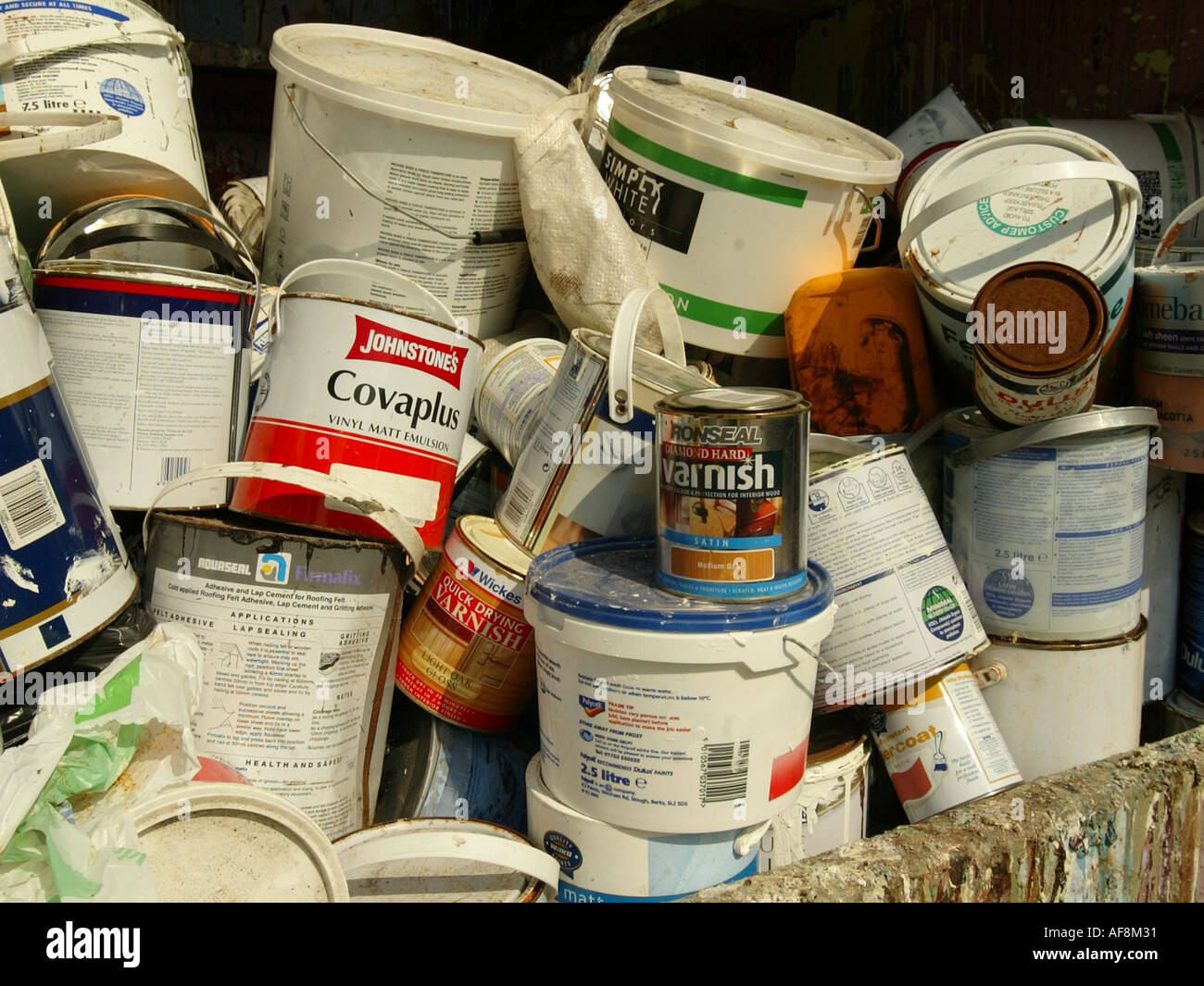 Used paint pots hi-res stock photography and images - Alamy