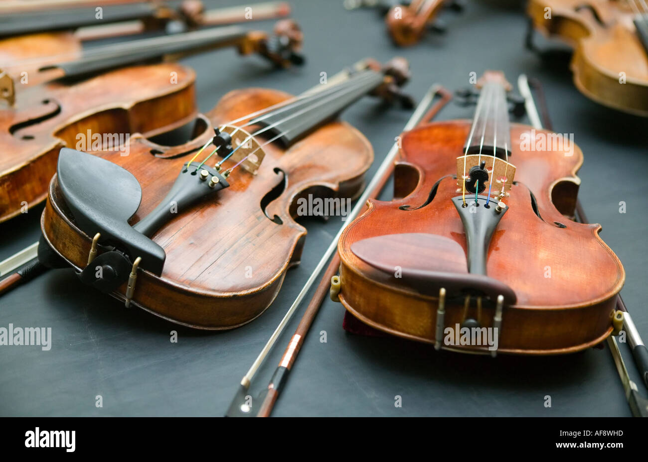 Violin violins table hi-res stock photography and images - Alamy