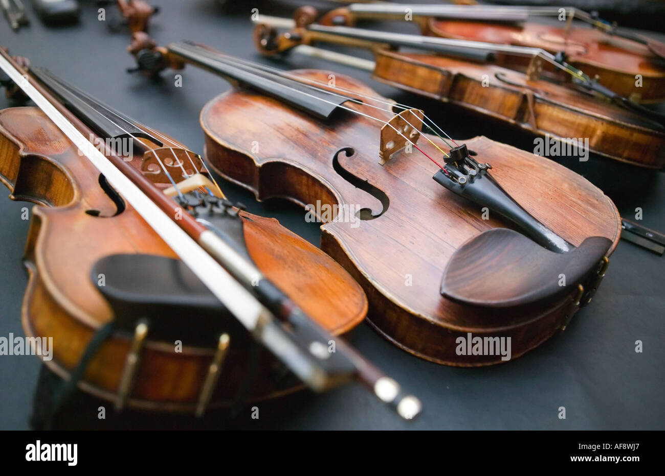 Violin violins table hi-res stock photography and images - Alamy