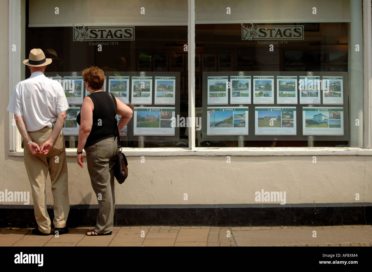Property agent window signs hi-res stock photography and images - Alamy