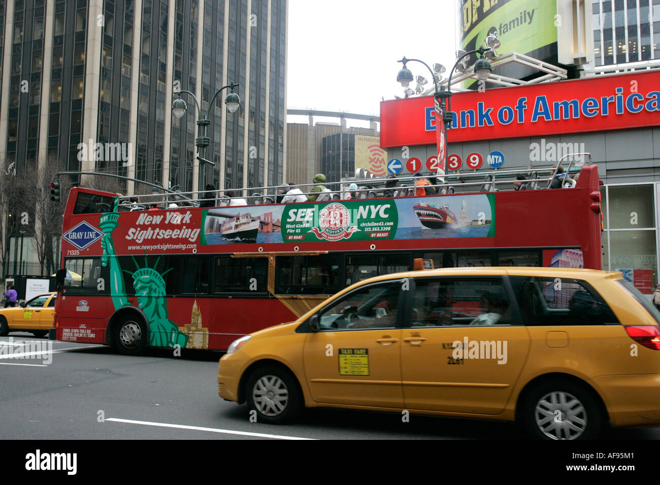 Gray line ny sightseeing hi-res stock photography and images - Alamy