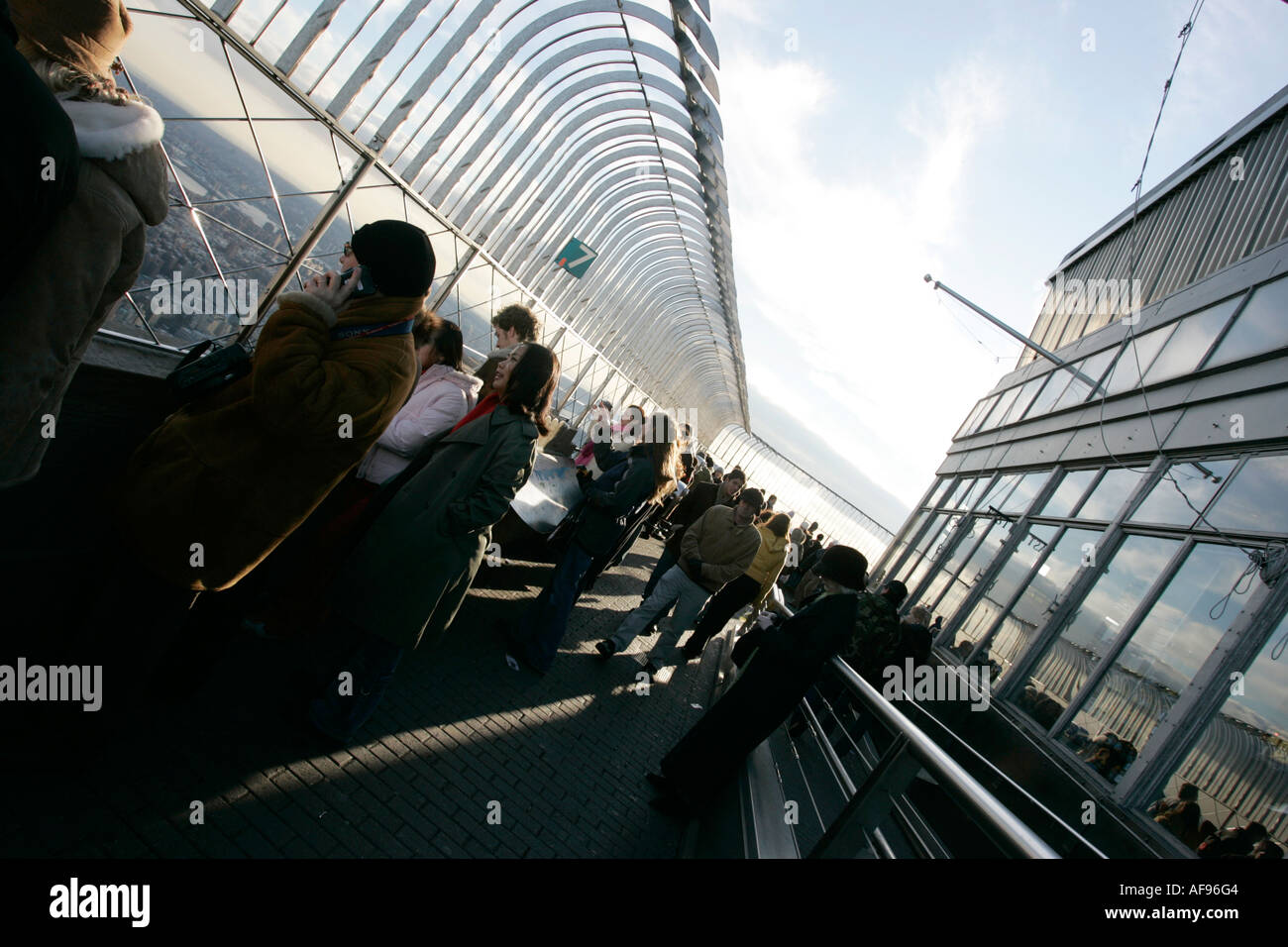 Empire state building 86th floor hi-res stock photography and images ...