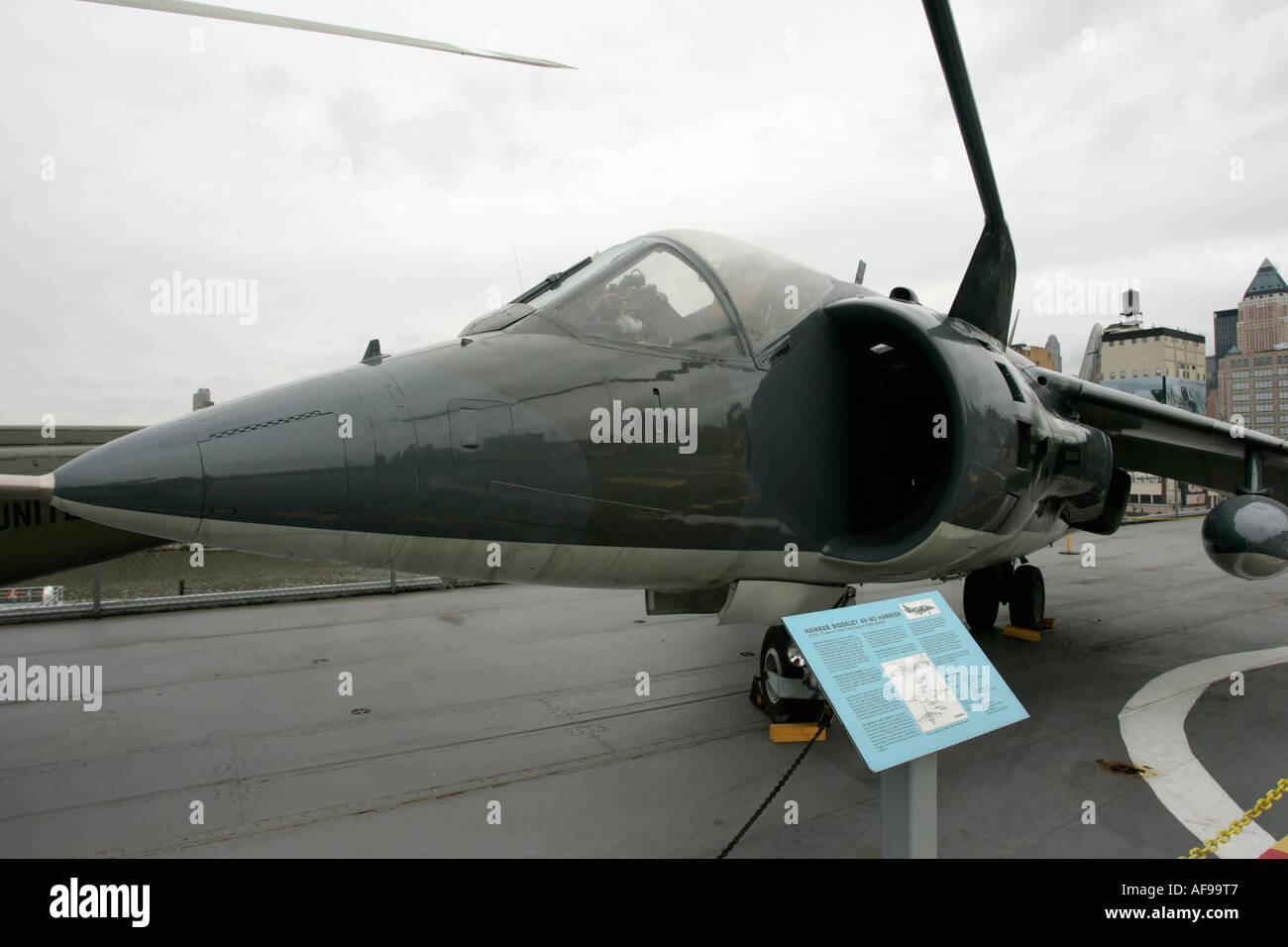 Hawker siddeley av 8c harrier hi-res stock photography and images - Alamy