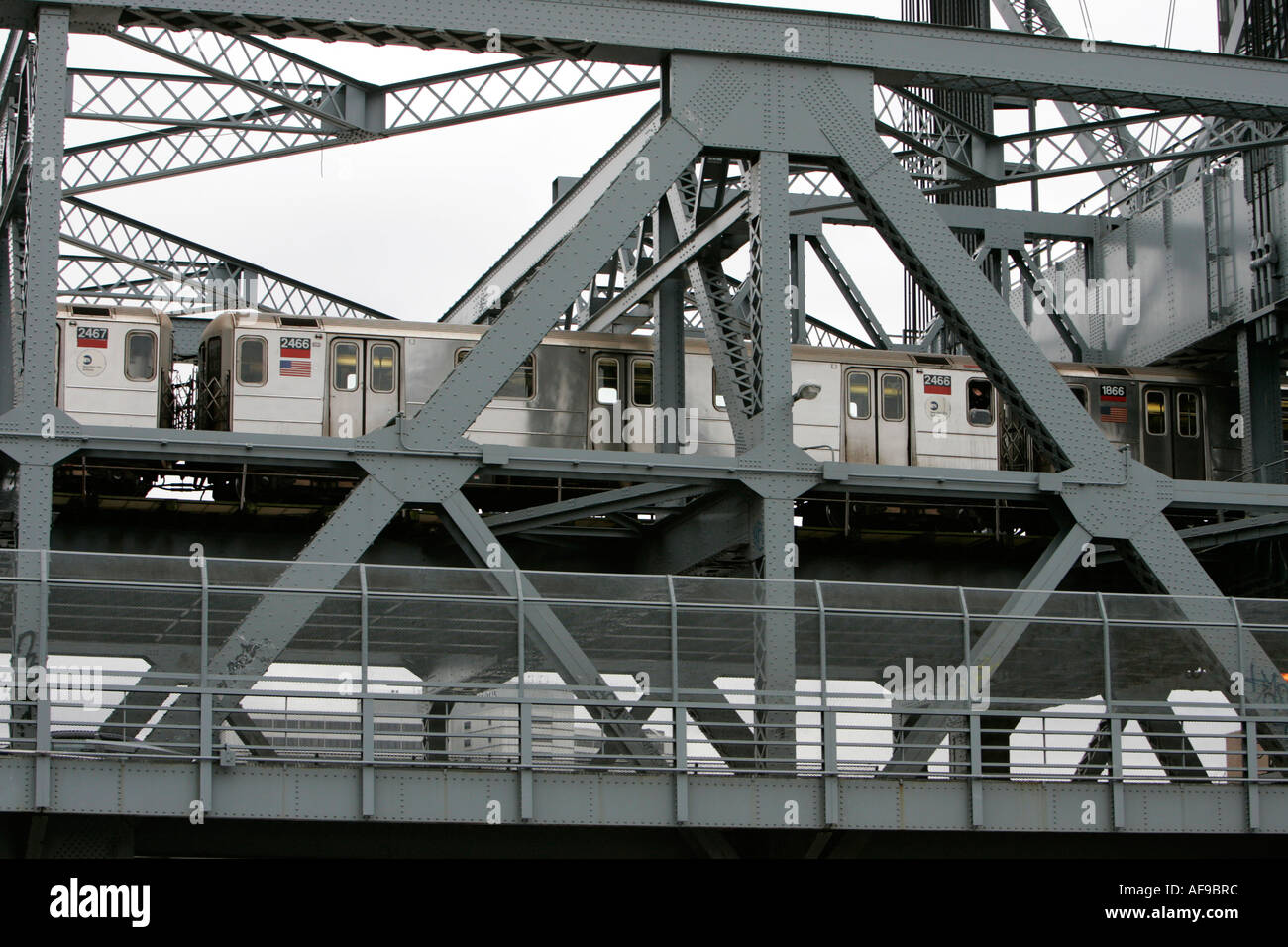 subway train crossing the Broadway Bridge from Manhattan to the Bronx ...