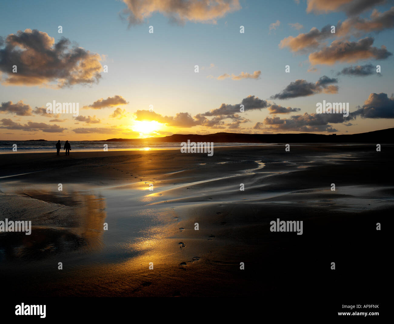 couple on beach sunset islay Stock Photo - Alamy