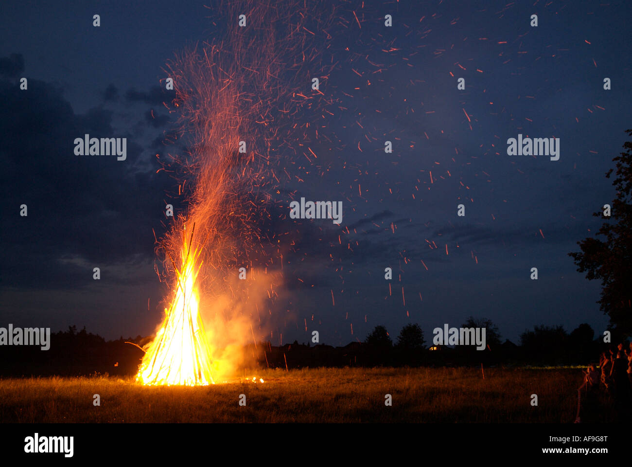Sommernachtfeuer Midsummer fire Stock Photo - Alamy