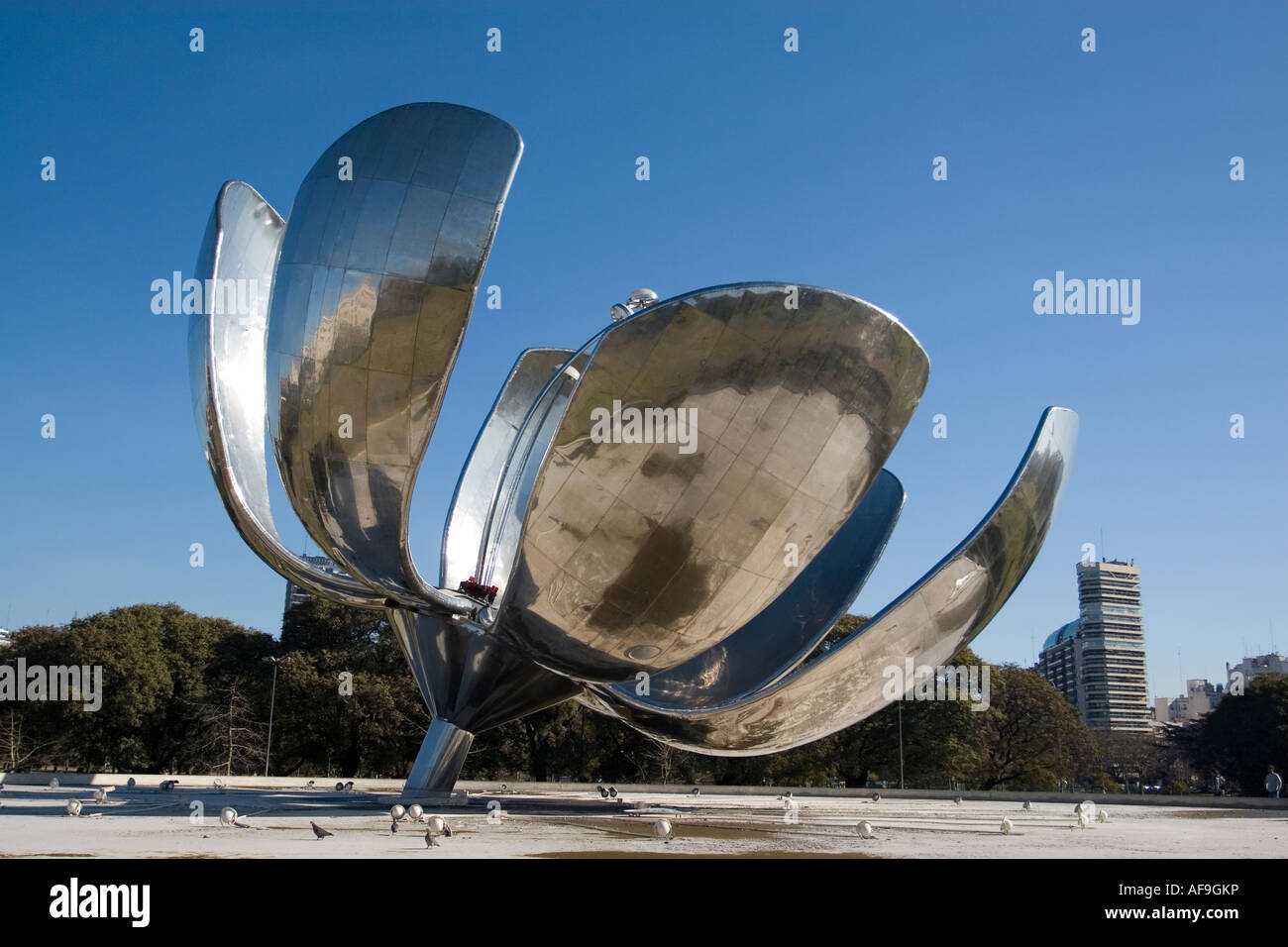 Floralis genérica sculpture made hi-res stock photography and images ...