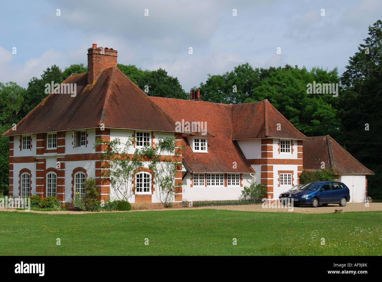 Large upmarket detached house hi-res stock photography and images - Alamy