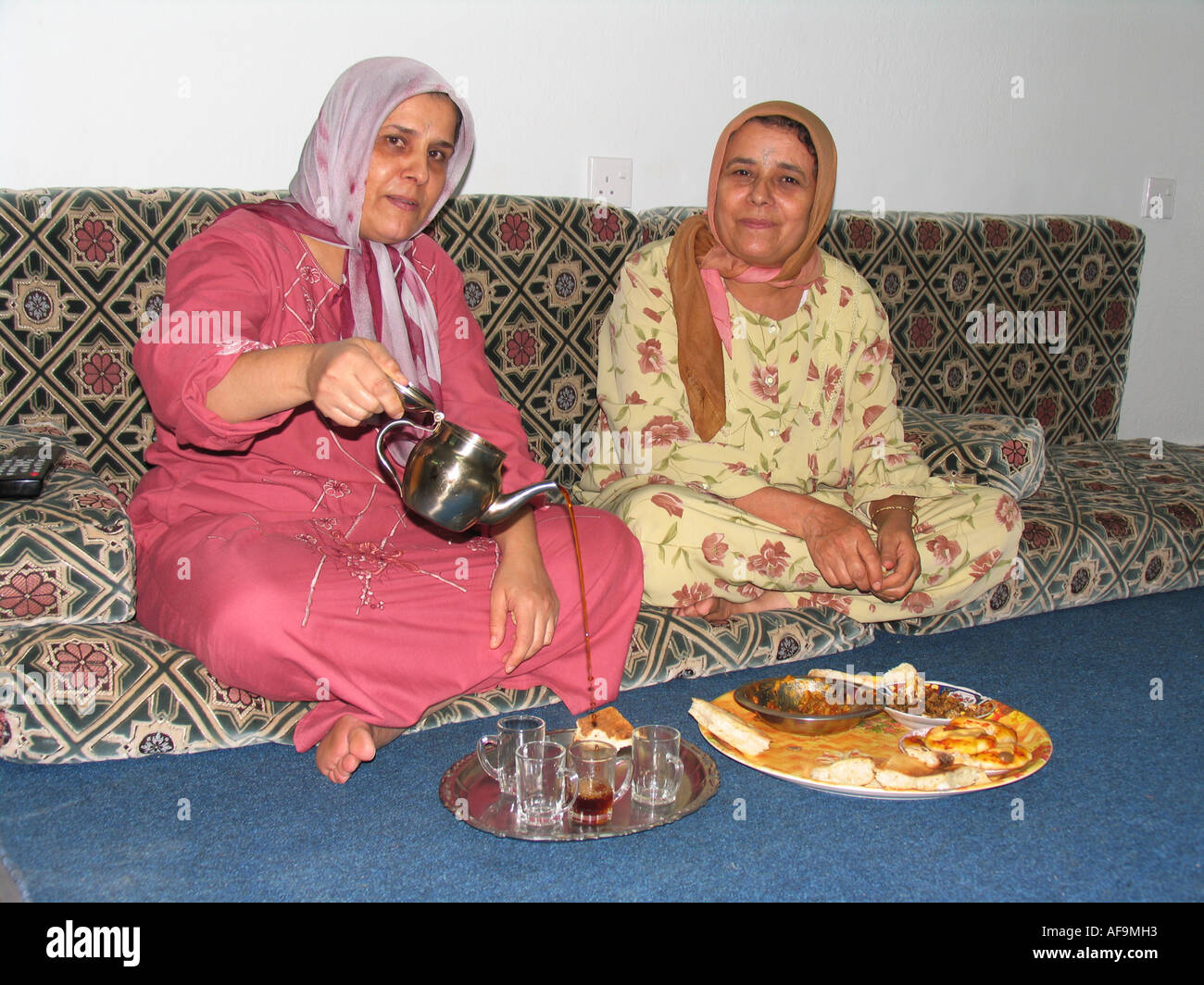 Libyan traditional clothes hi-res stock photography and images - Alamy