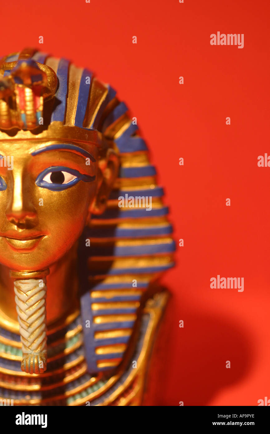 King tutankhamun golden funeral mask hi-res stock photography and ...