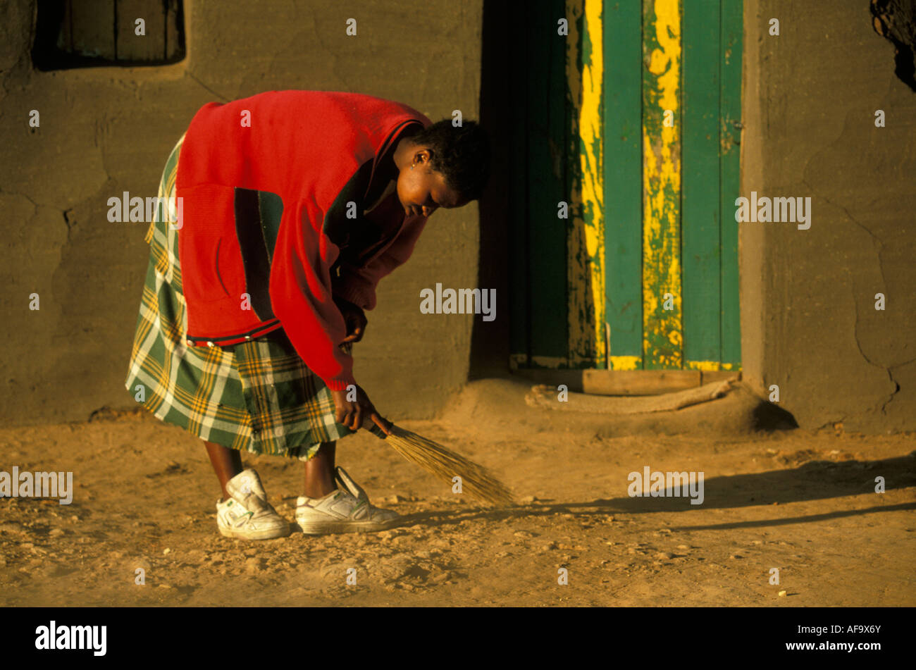 African woman sweeping hi-res stock photography and images - Alamy