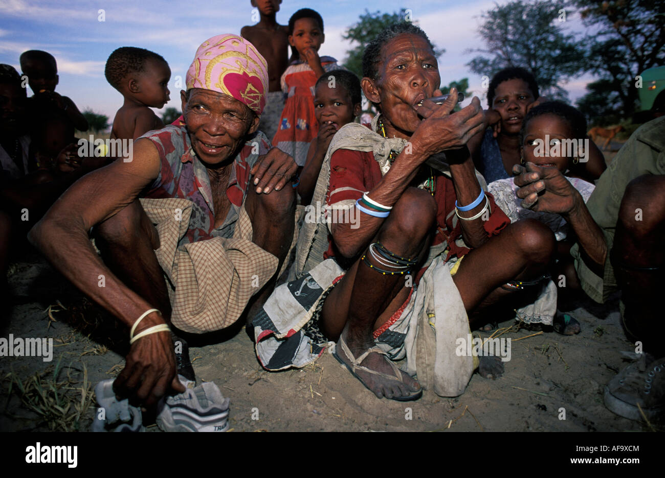 Women smoking pipe hi-res stock photography and images - Alamy