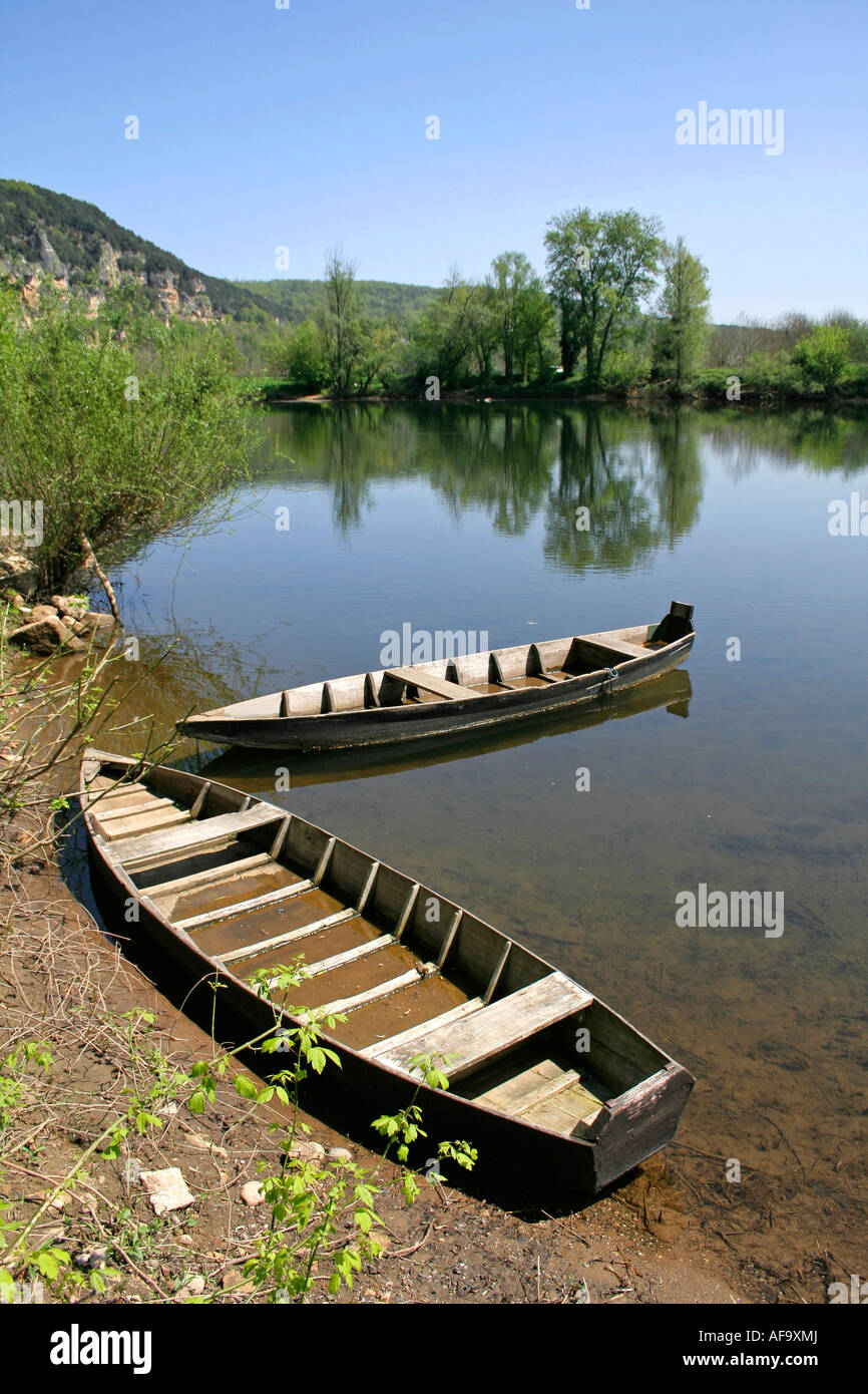 Rowing boat attached hi-res stock photography and images - Alamy