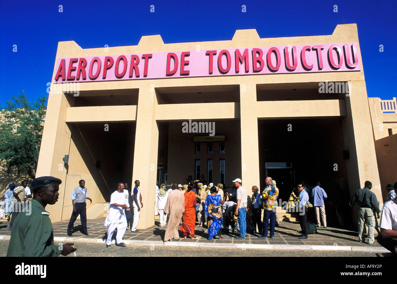 Airport africa crowd hi-res stock photography and images - Alamy