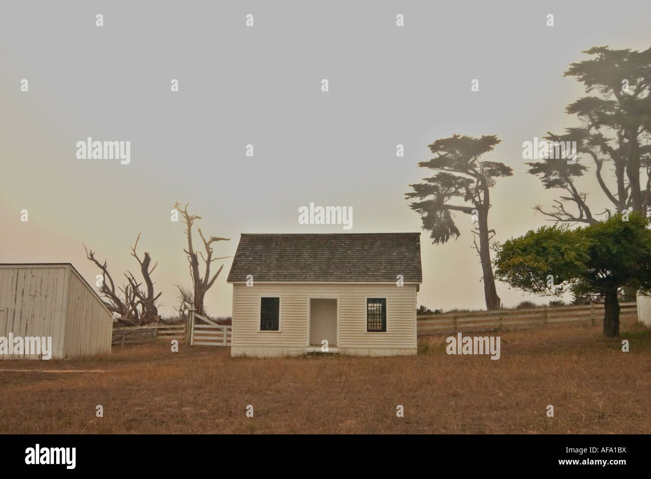 Misty farm house hi-res stock photography and images - Alamy