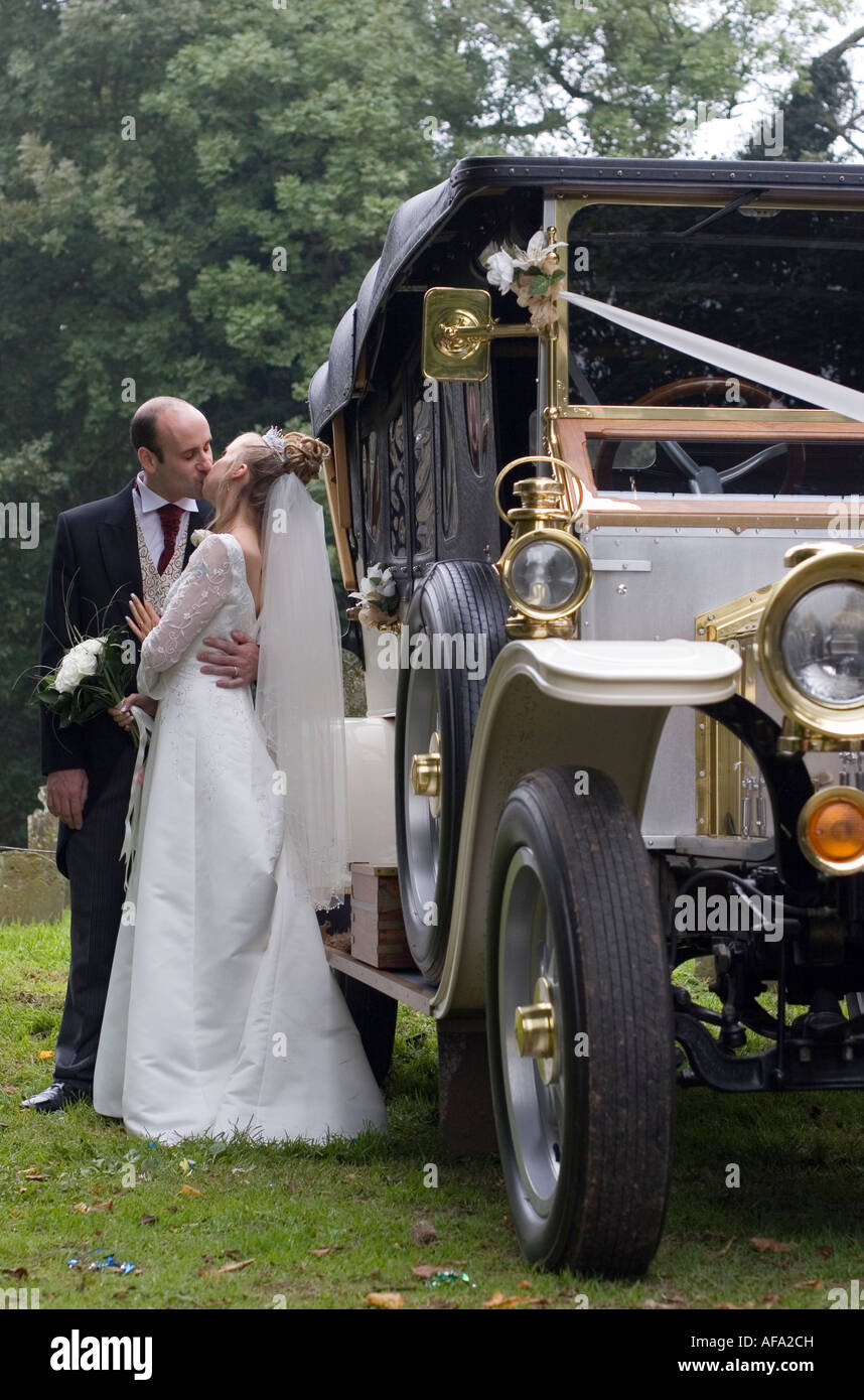 Newly weds kissing vintage car hi-res stock photography and images - Alamy