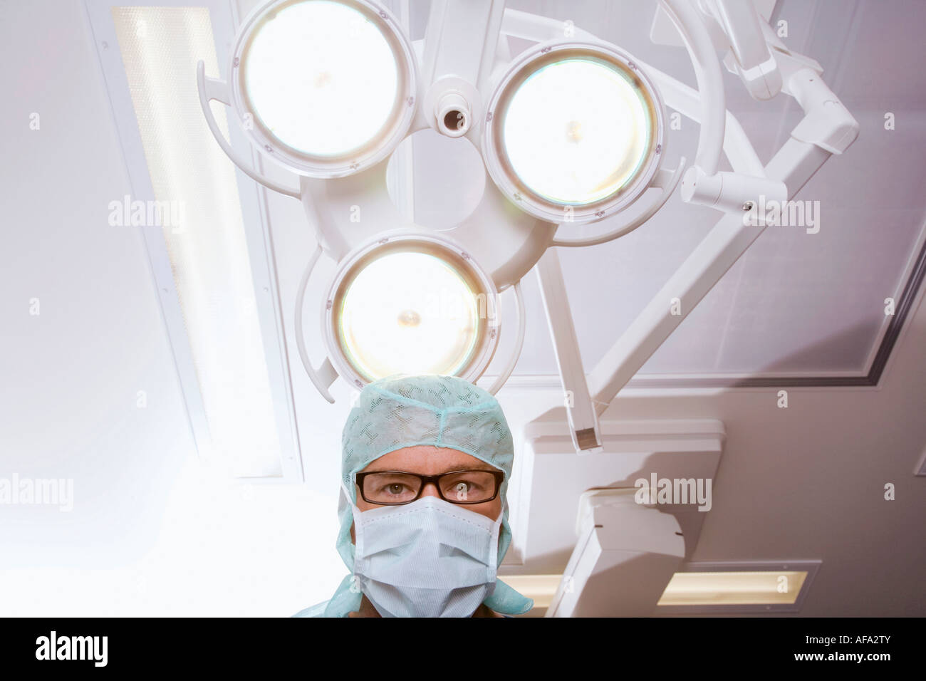 Surgeon in operating room Stock Photo - Alamy