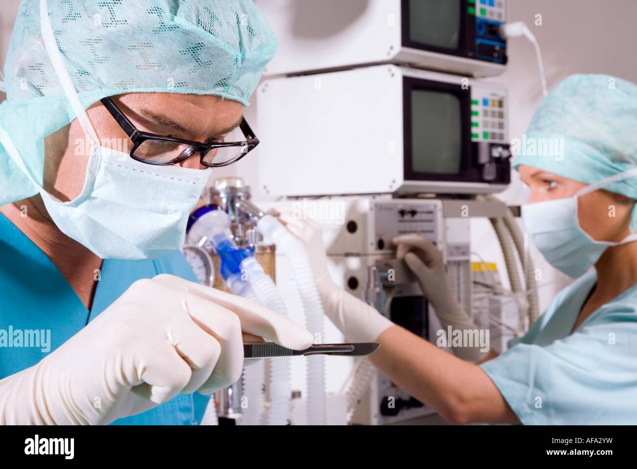 Anaesthetists with anaesthetic mask hi-res stock photography and images ...