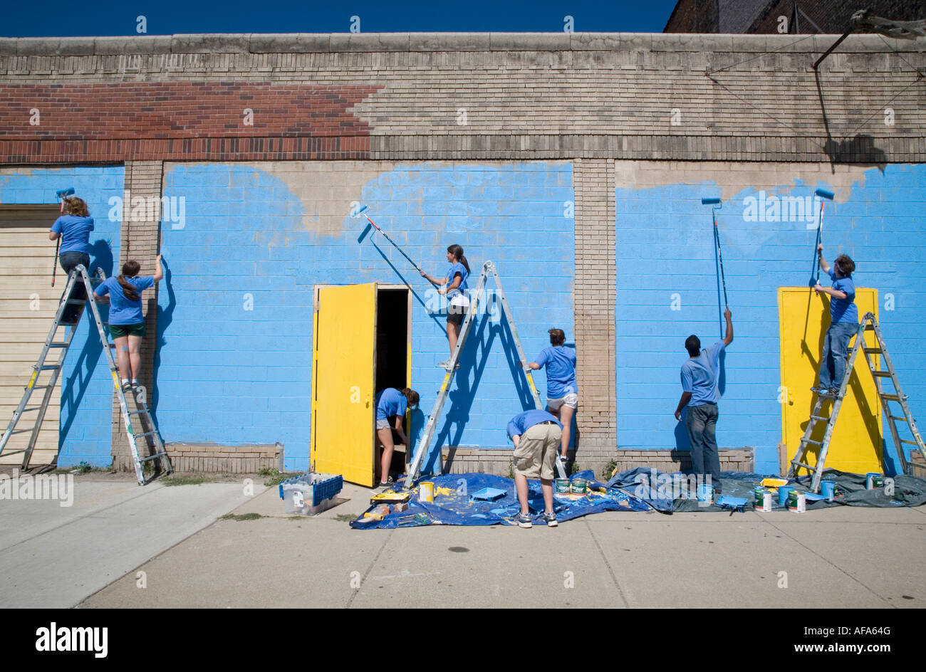 Youth Volunteers Paint Building Stock Photo - Alamy