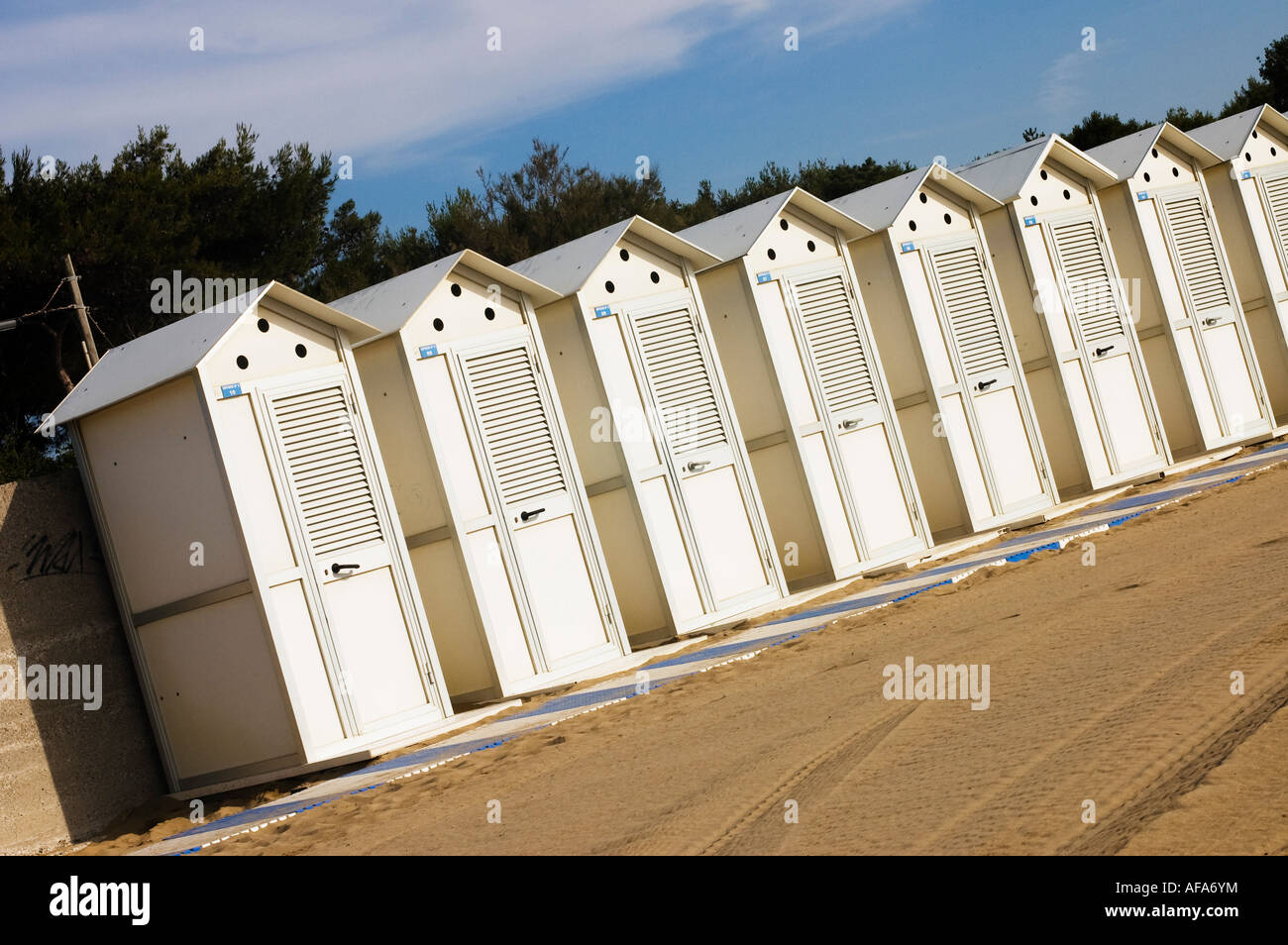 Changing cubicle hi-res stock photography and images - Alamy