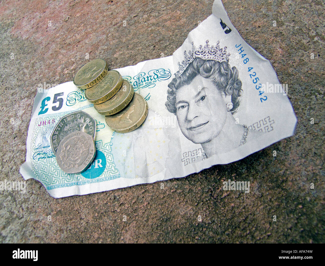 British Stirling Pound coins and five pound note Stock Photo - Alamy