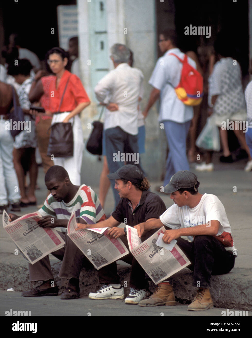 Readers of newspapers in Havanna, Cuba Stock Photo - Alamy