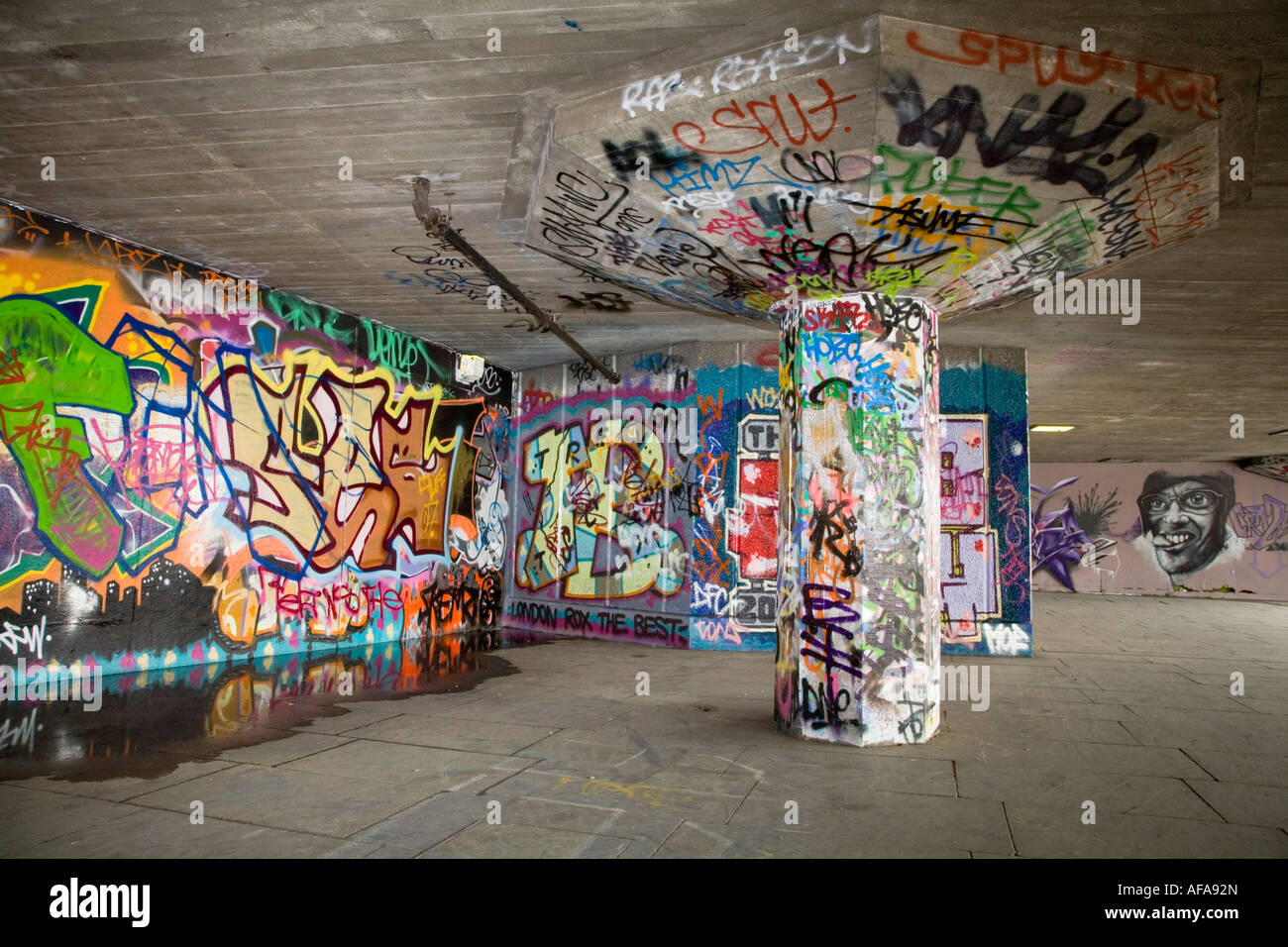 Graffiti concrete walls hi-res stock photography and images - Alamy
