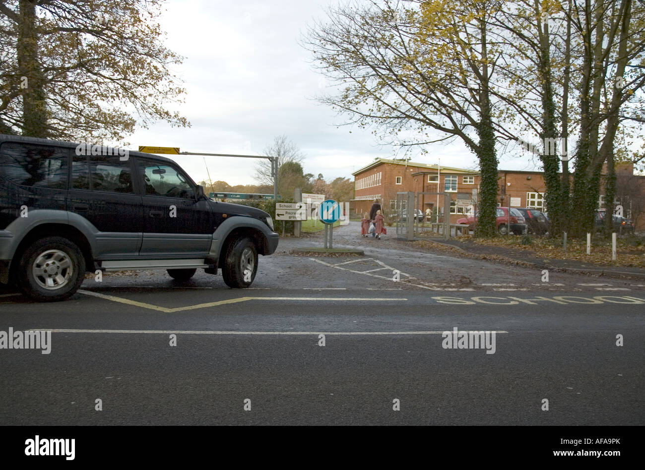 Car school run uk hi-res stock photography and images - Alamy