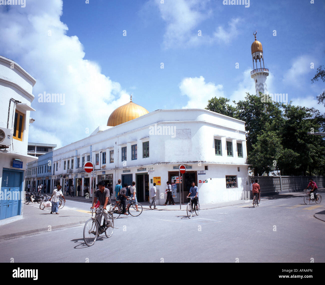 Street scene showing Grand Friday Mosque, Male, Kaafu Atoll, Maldives ...