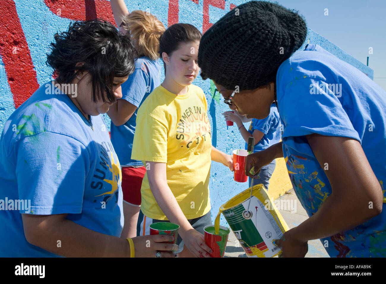 Youth Volunteers Paint Wall Stock Photo - Alamy