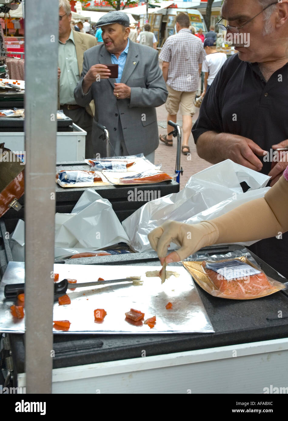 People buying fish in a market Stock Photo - Alamy