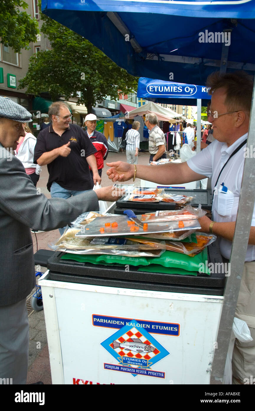 People buying fish in a market Stock Photo - Alamy