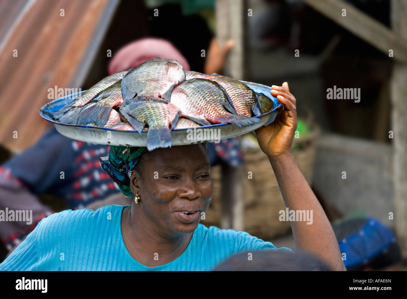 Nigeria Lagos Woman carrying fish at market Stock Photo - Alamy