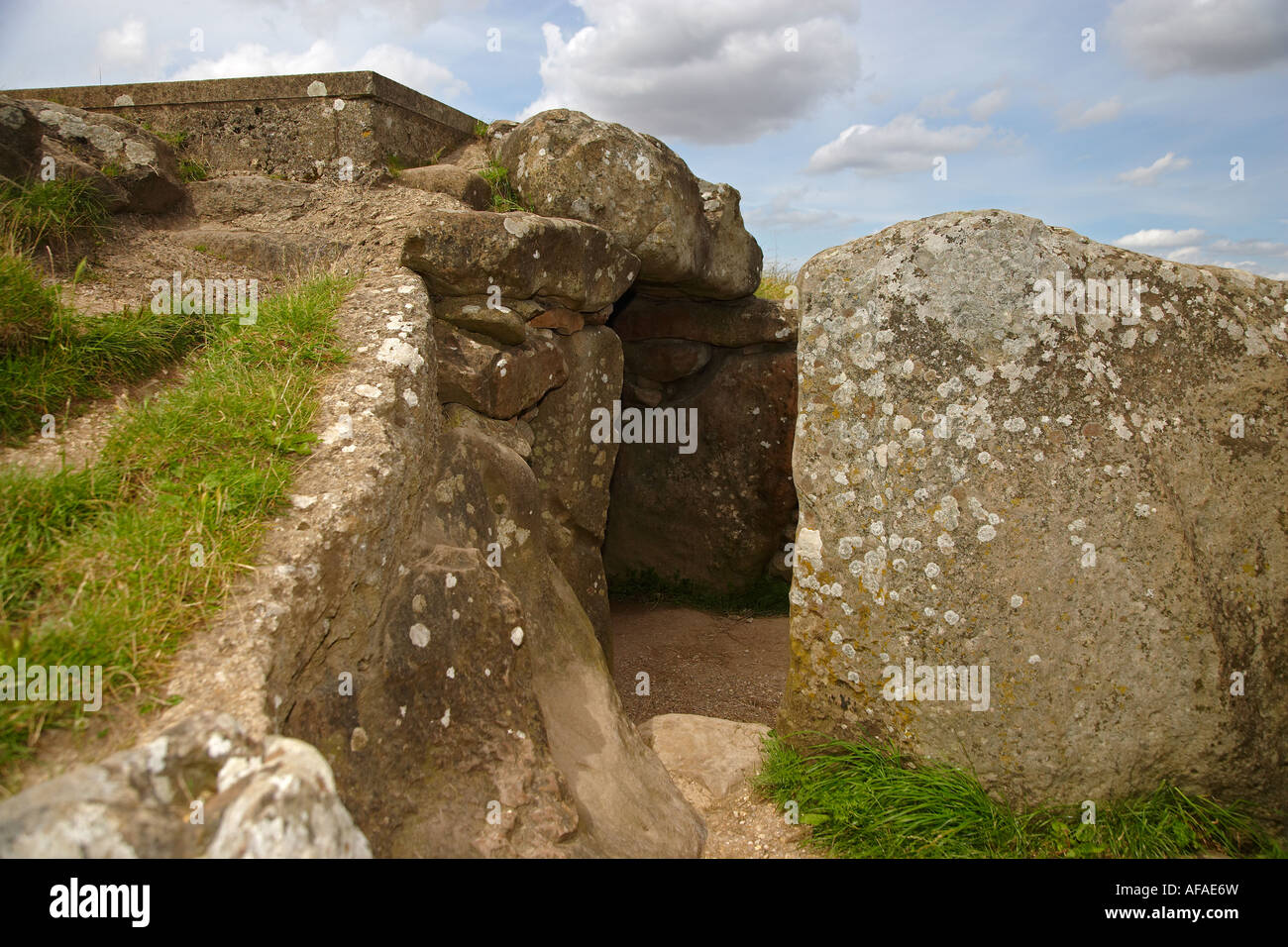 West Kennet Long Barrow, Avebury, Wiltshire, England UK Stock Photo - Alamy