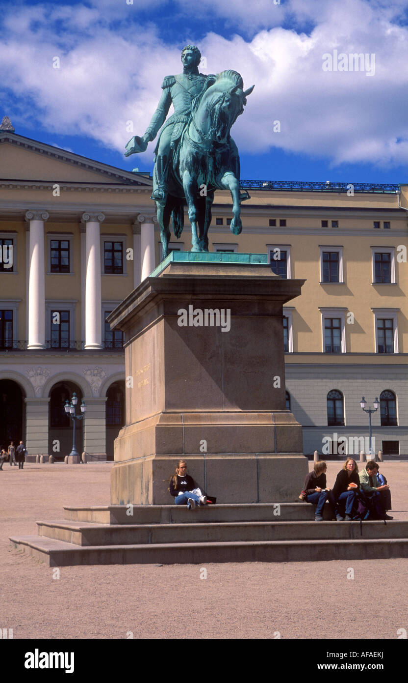 Statue in front of the Royal Palace in Oslo Stock Photo - Alamy