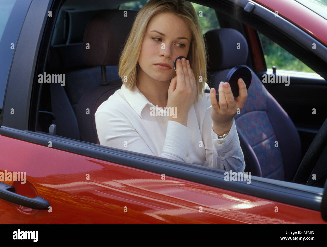 woman putting on make up in her car Stock Photo - Alamy