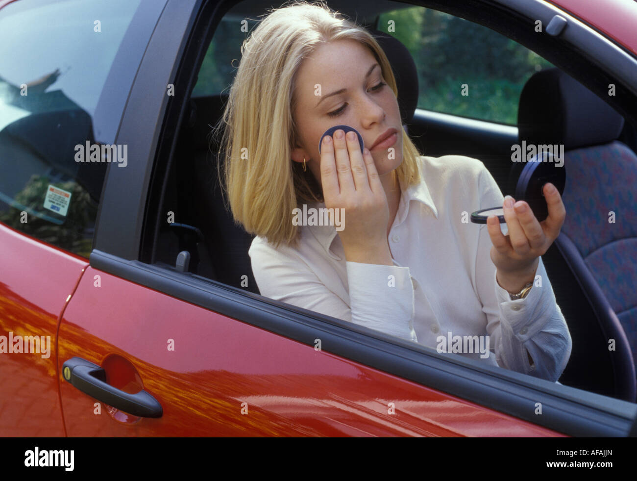 woman putting on make up in her car Stock Photo - Alamy