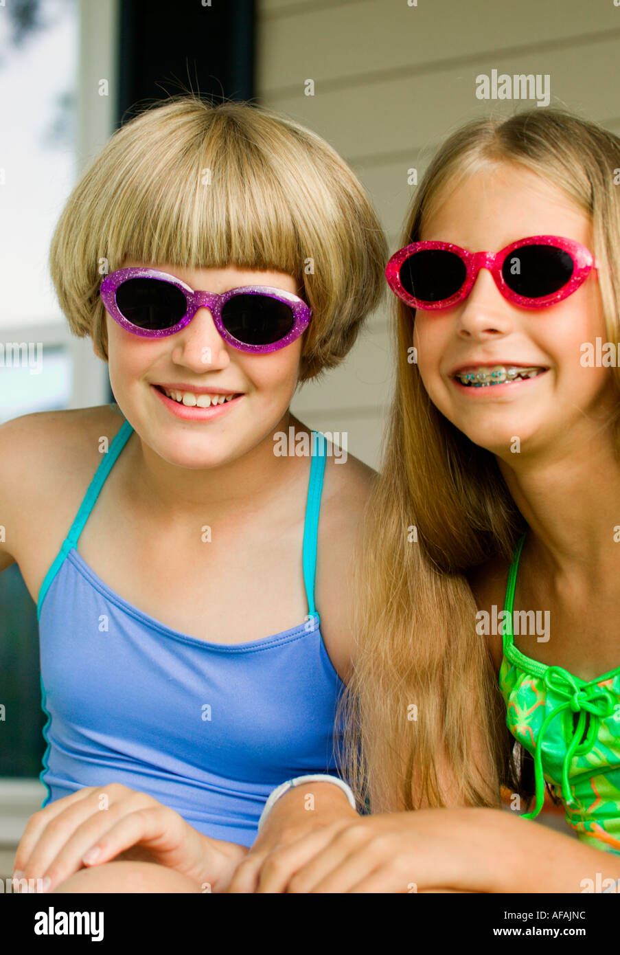 Portrait of two girls wearing sunglasses Stock Photo - Alamy