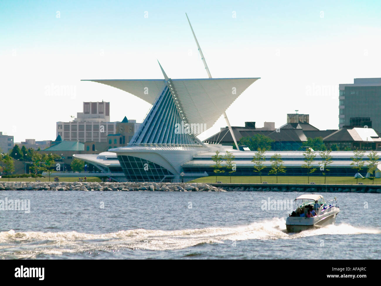 Calatrava wing of Milwaukee Art Museum with boat on Lake Michigan ...