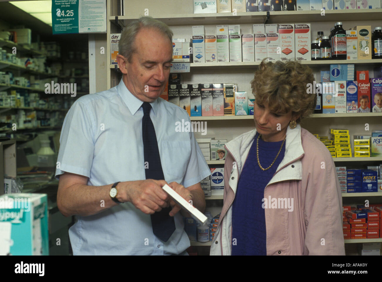 woman at chemist talking to pharmacist Stock Photo - Alamy